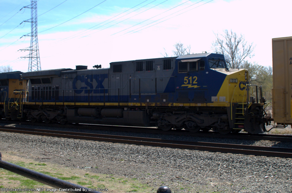 CSX AC44CW 512 trails on Q438